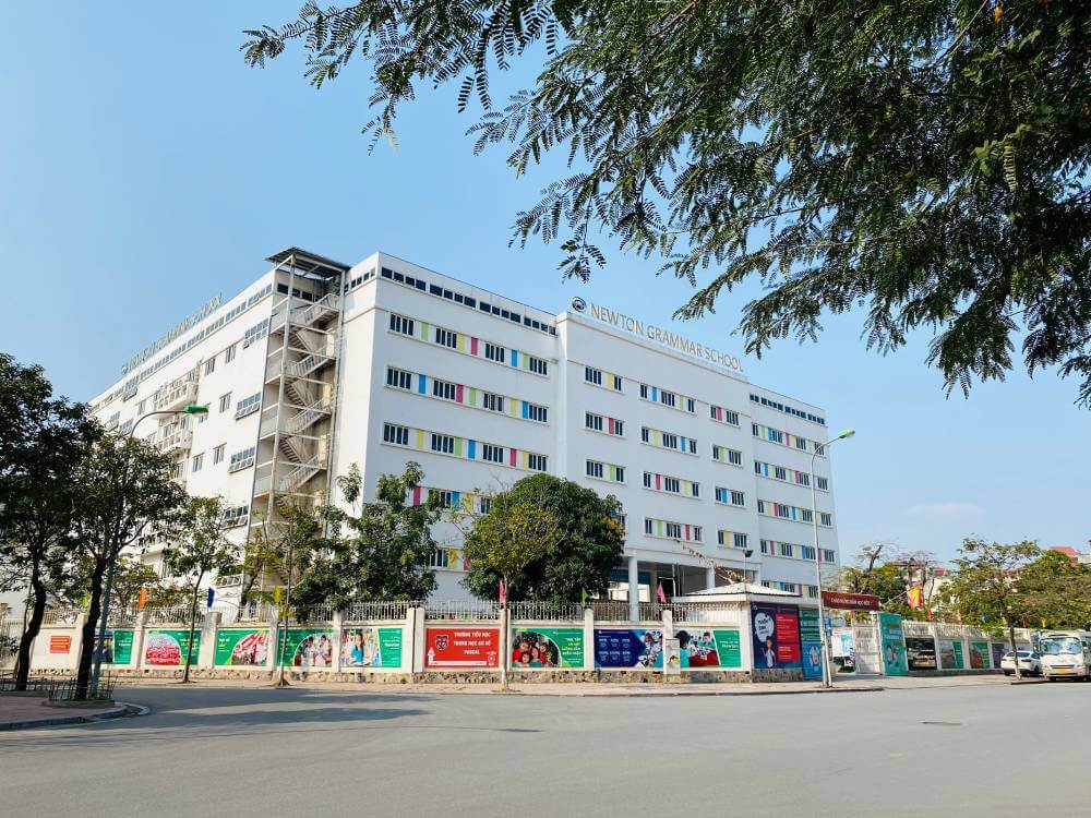 So sánh học phí và chương trình học của trường Newton và trường Hệ ...